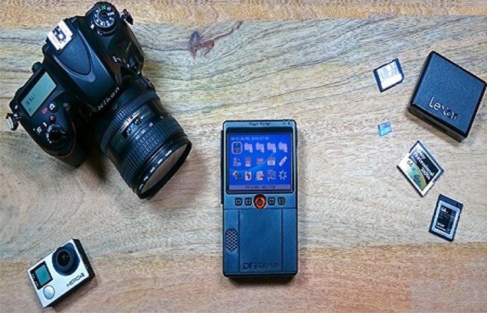 Flash Porter device that backs up photos and videos from smartphone ...