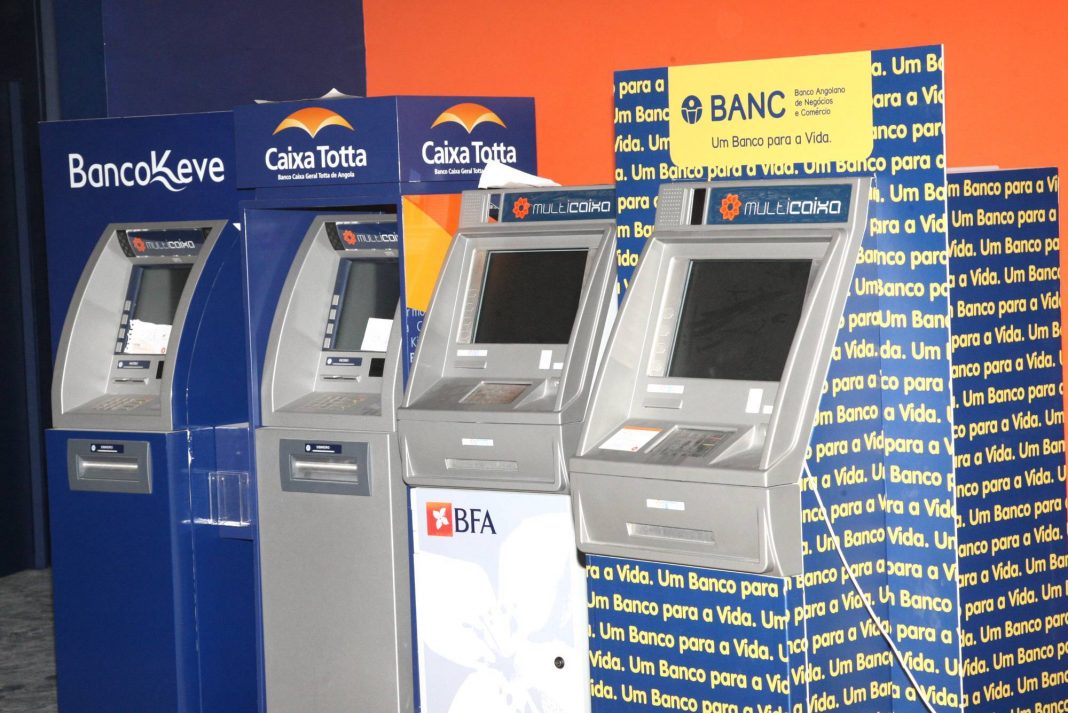 Valor das transacções via Multicaixa cresceu 21% - Menos Fios