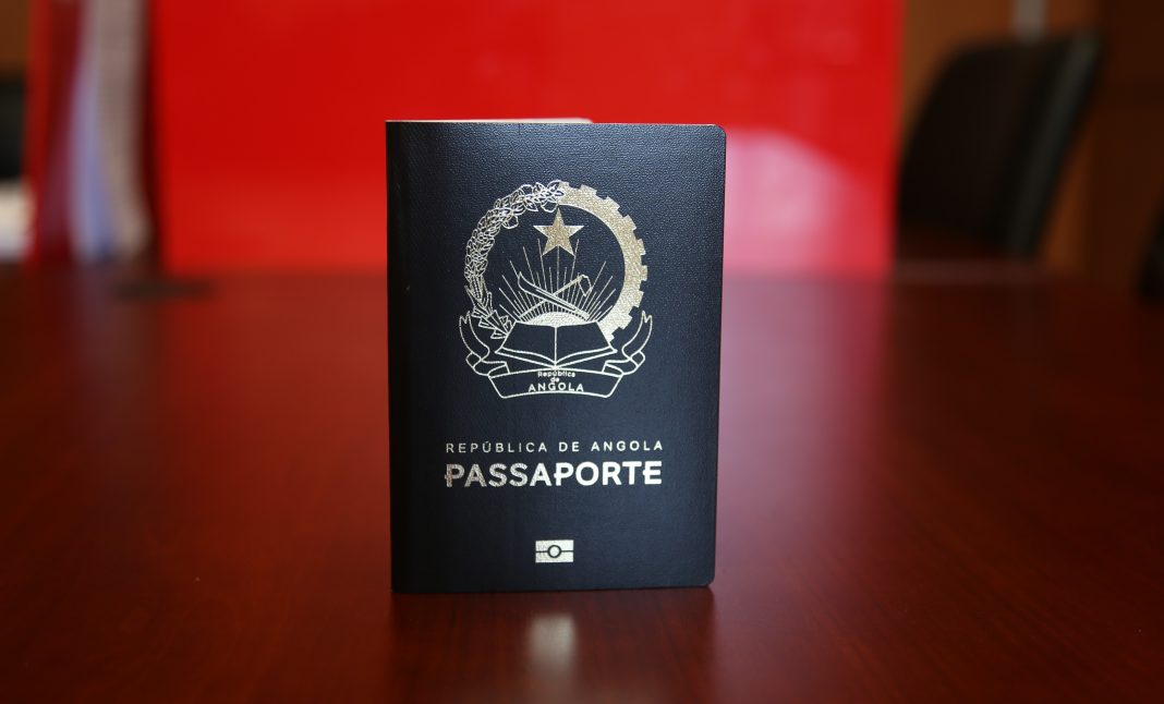 SME garante passaporte electrónico para o final do ano - Menos Fios