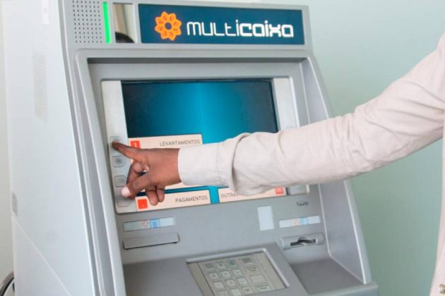 Rede Multicaixa movimenta vários biliões de kwanzas por mês - Menos Fios