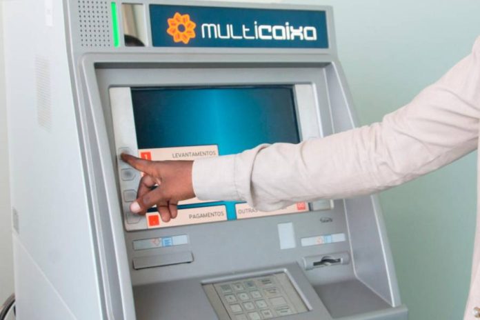 Rede Multicaixa movimenta vários biliões de kwanzas por mês - Menos Fios